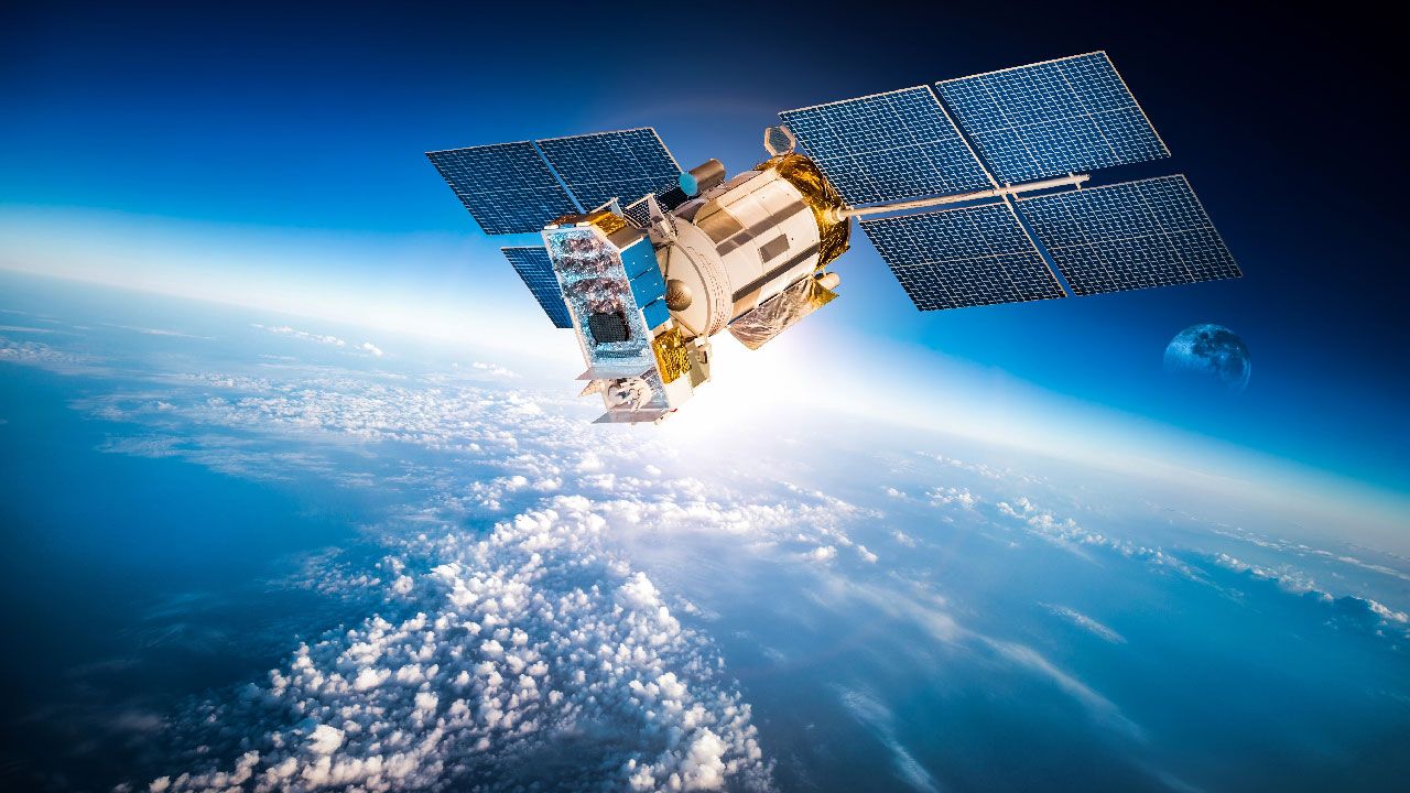 Bluetooth device on Earth connects to satellite in orbit — Hubble ...