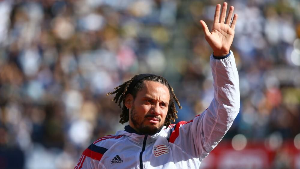 Jones apologises after shoving referee | FourFourTwo