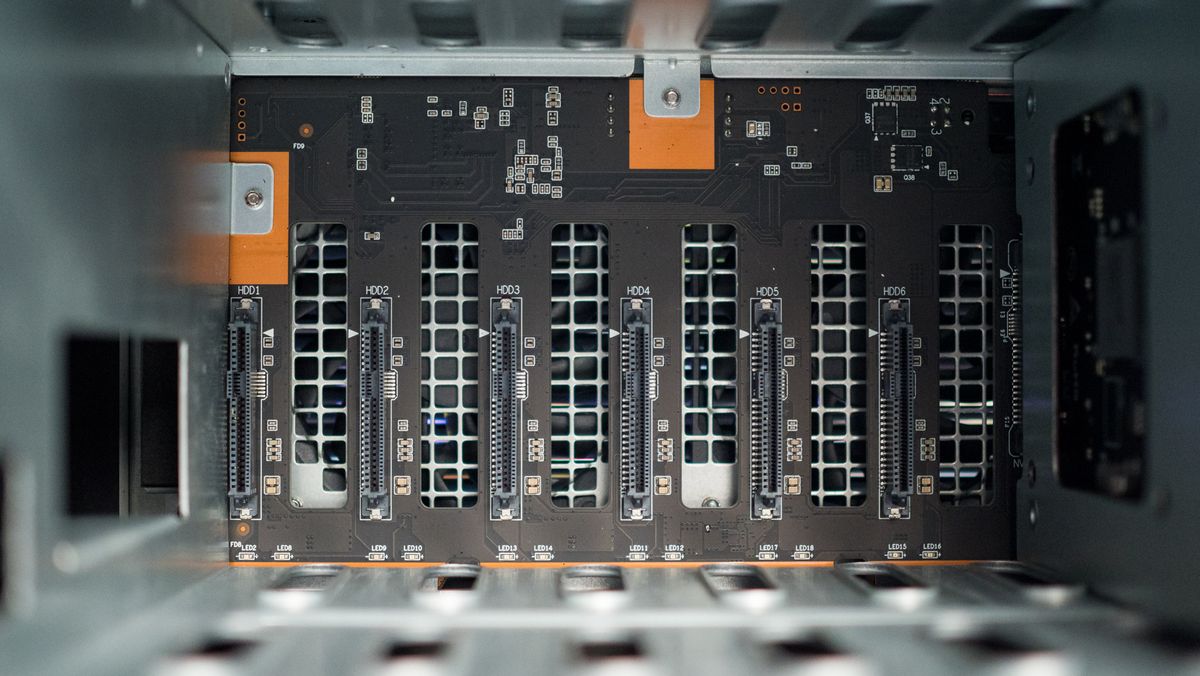 ZimaCube NAS hands-on: This 6-bay NAS has a lot of potential | Android ...