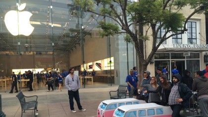 See the massive iPhone 6 Plus line in a Hyperlapse video | TechRadar