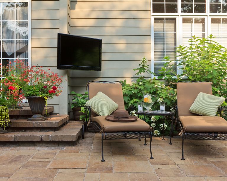 How to reduce glare on an outdoor TV: 5 easy, expert steps | Homes and ...