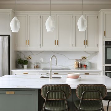 What kitchen cabinetry colours work with brass hardware? | Ideal Home