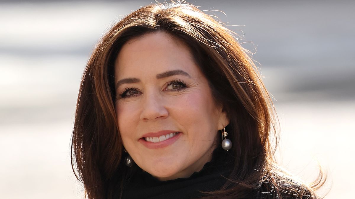 Crown Princess Mary's voluminous ponytail and gorgeous purple scarf ...