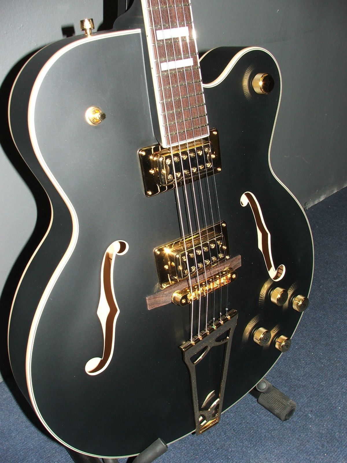 Gretsch G5191BK Tim Armstrong Electromatic Hollowbody: First look ...