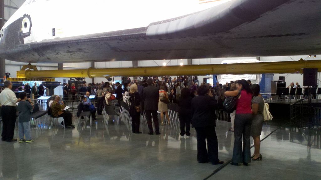 Newly Opened Space Shuttle Endeavour Exhibit Thrills California Crowds ...