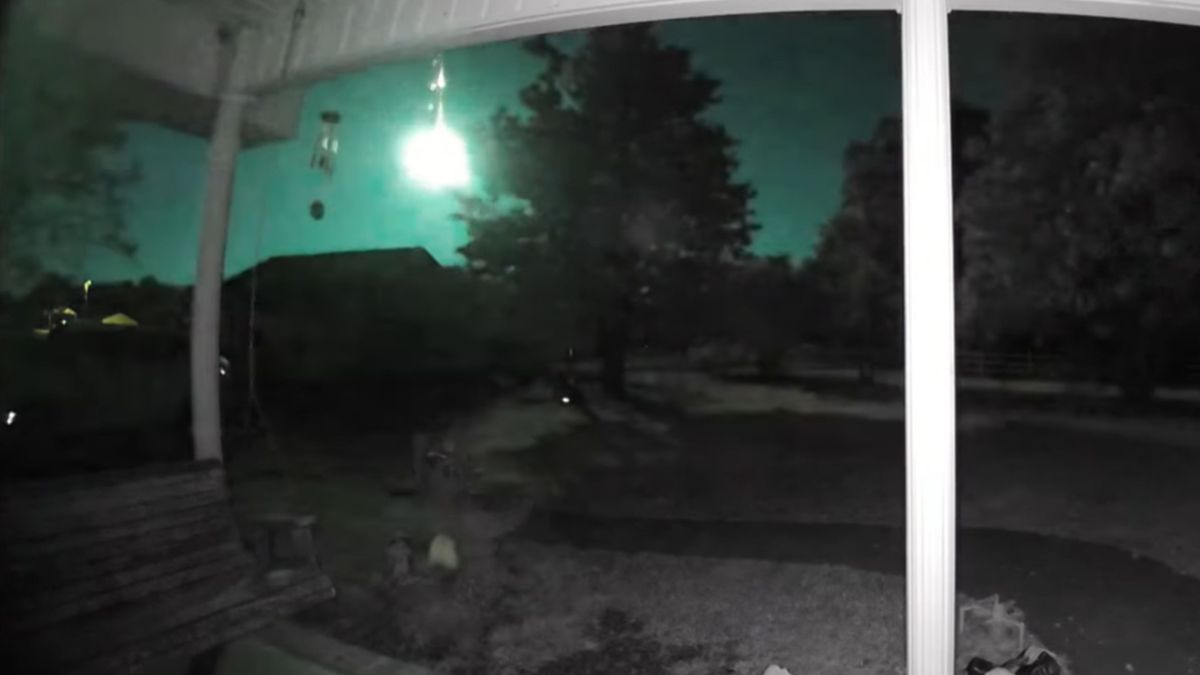 Watch the moment a brilliant green fireball meteor turns night to day ...