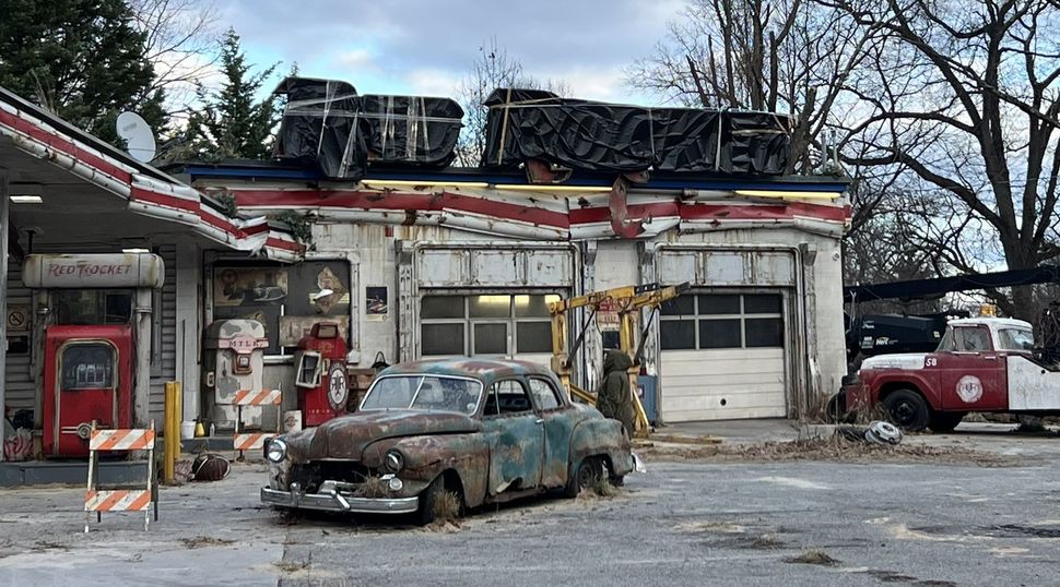 New Fallout TV series set photos show iconic Red Rocket gas station ...