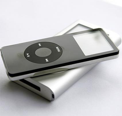 iPod Mini Vs. iPod Nano - Apple iPod Nano: The Smallest MP3 Player with ...