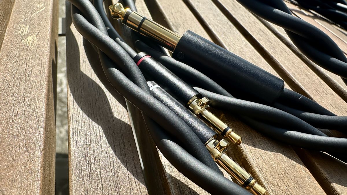 Final D7000 review: huge planar magnetic over-ear headphones that, when ...