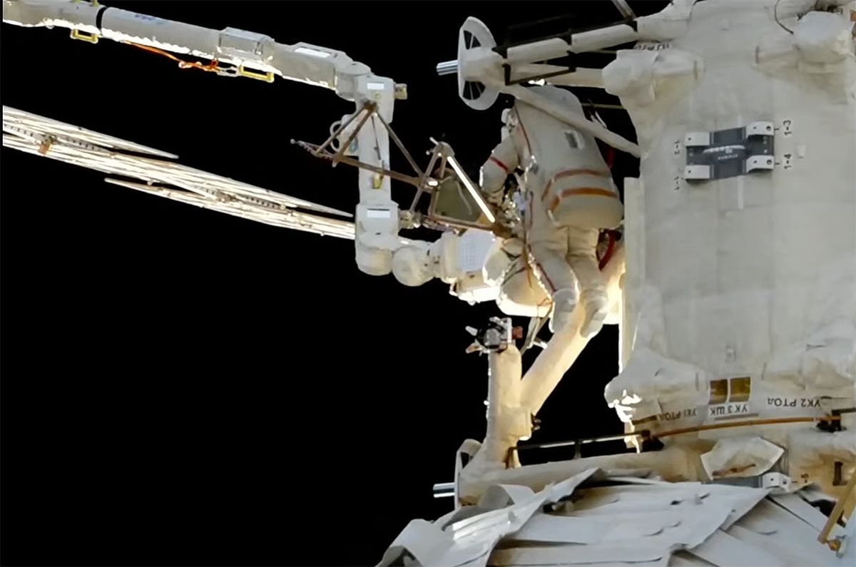 Russian cosmonaut becomes 1st to ride European robotic arm on ISS ...