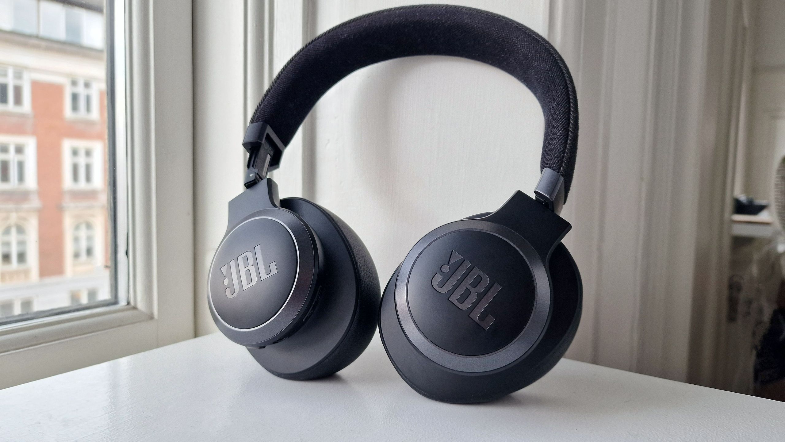 Vi testar JBL Live 770NC - bra ljud, bra brusreducering och bra pris ...