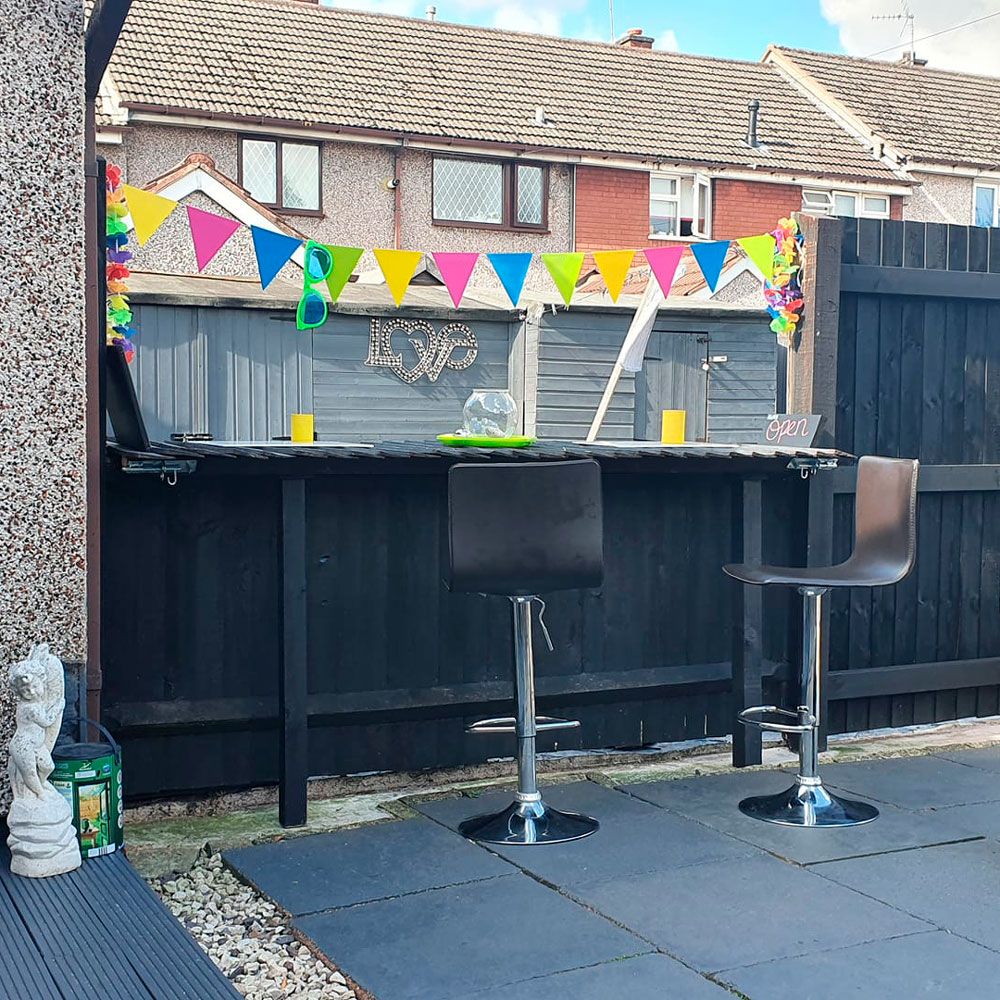 Homeowner adapts fence for social distance gatherings – it's ingenious ...