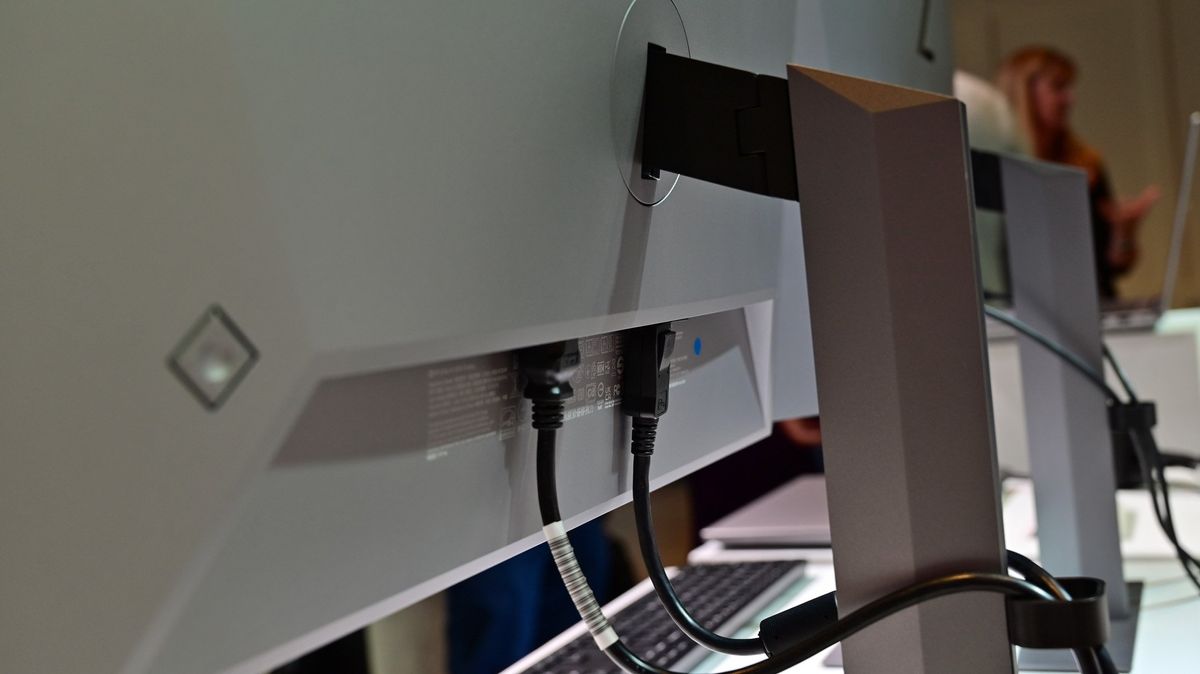 HP's Z24m monitor features a pop-up webcam, noise-canceling mics, and ...