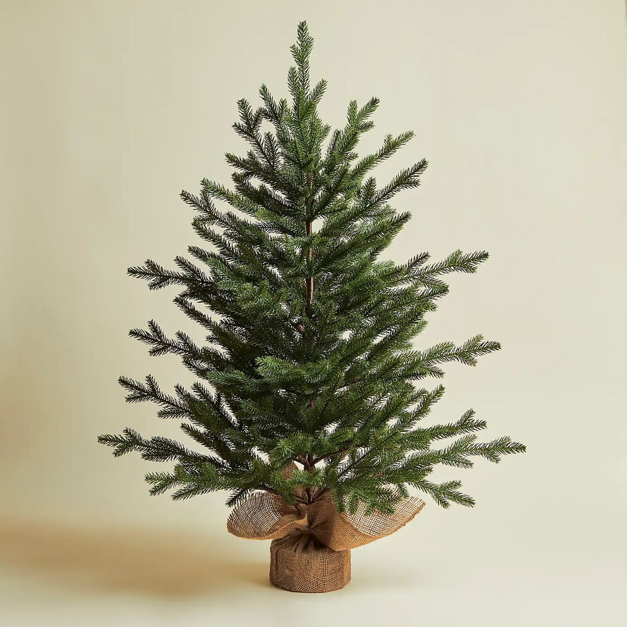 What is the best Christmas tree size for a small room? | Ideal Home