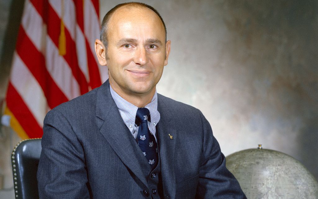 Astronaut Alan Bean Remembered: Photos of a Moonwalker-Turned-Artist ...