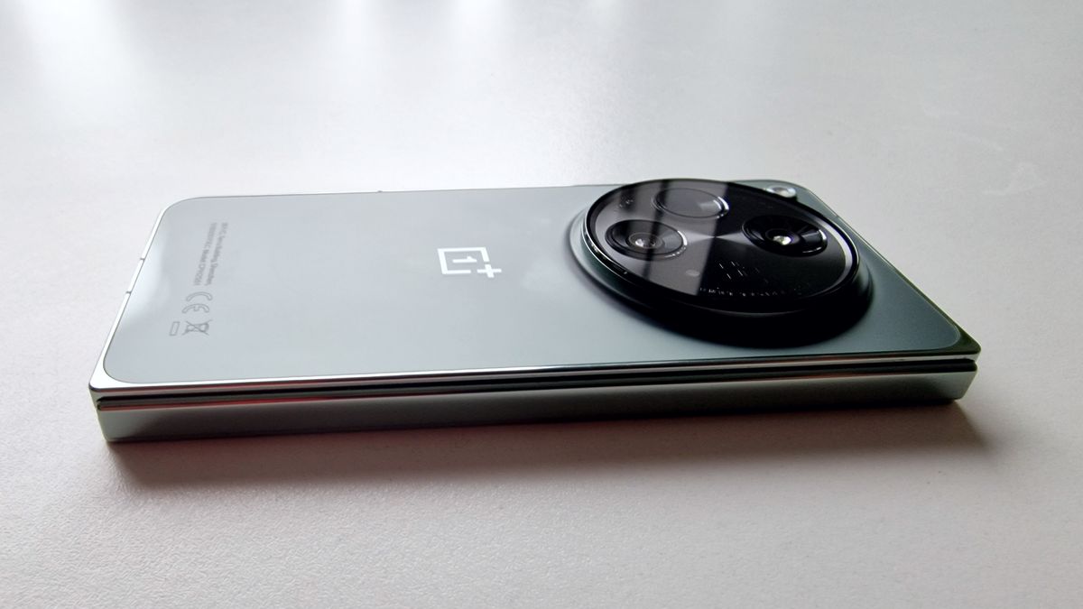 Anmeldelse: OnePlus Open - En foldbar telefon, der ikke går på ...