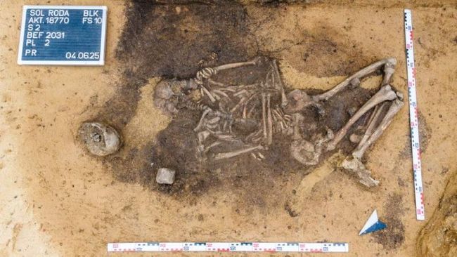 5,000-year-old burials in Germany hold 3 women with bedazzled baby ...