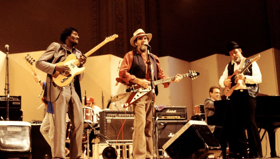 Watch Lonnie Mack, one of the original Flying V masters, trade licks ...