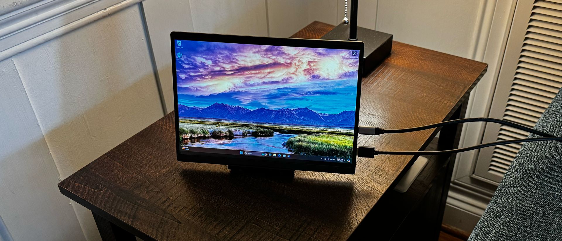 Eyoyo EM105 10.5-inch portable monitor review: Tiny in stature, big on ...