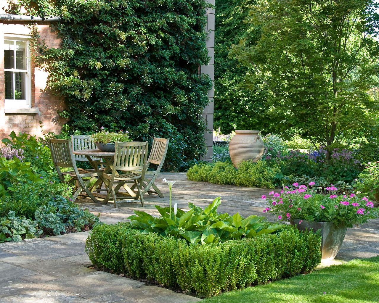 Flagstone walkway ideas: 11 ways to use stone pavers | Gardeningetc