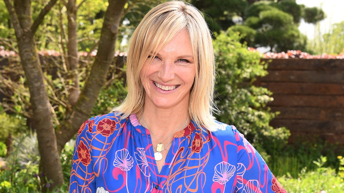 Jo Whiley's mini dress with huge sleeves at Glasto was bold in the best ...