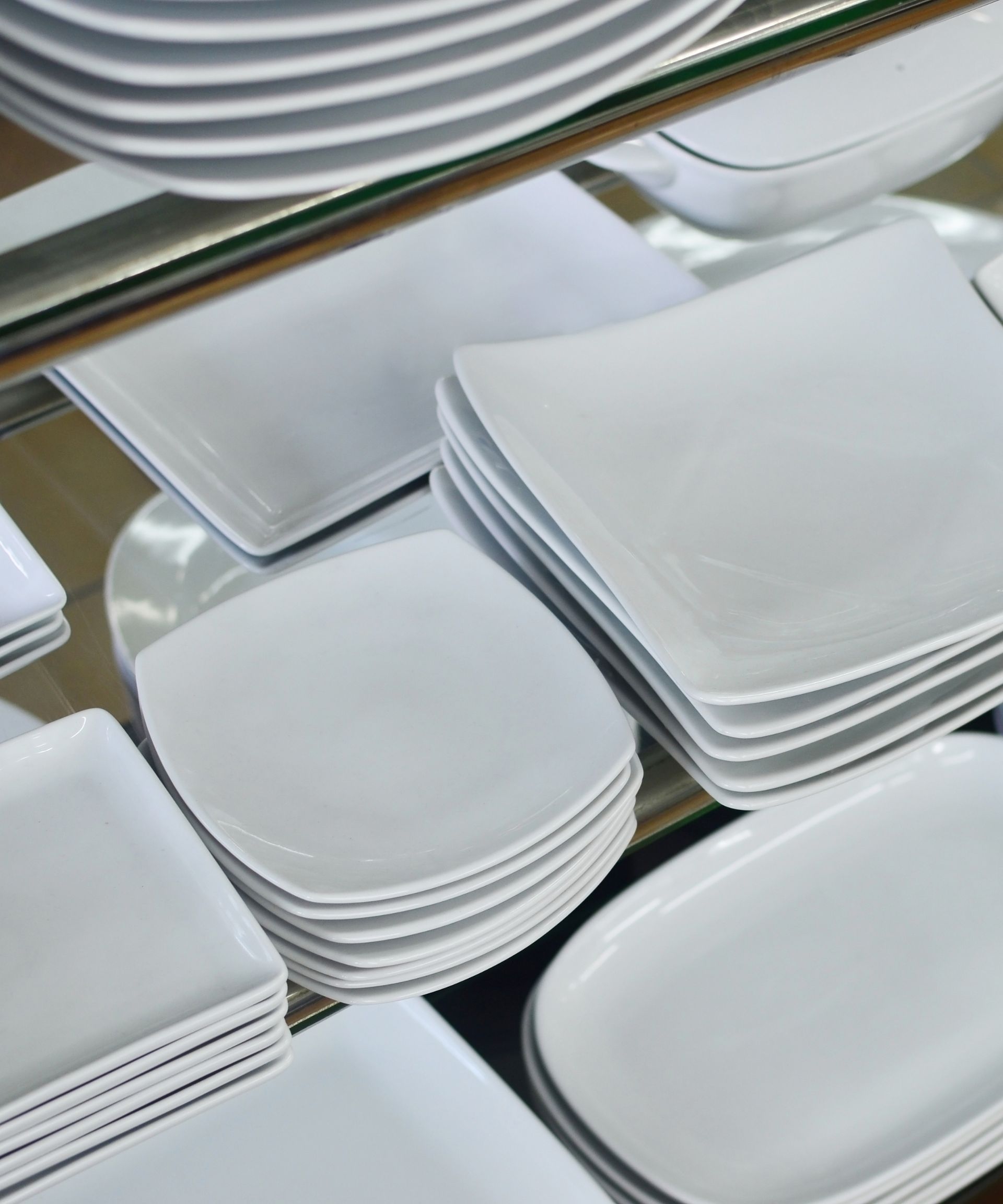 How to organize plates in a small kitchen | Real Homes