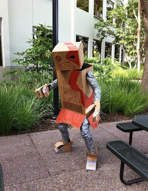 Kickass Kratos cosplay is part cardboard Terminator, part ghostly god ...