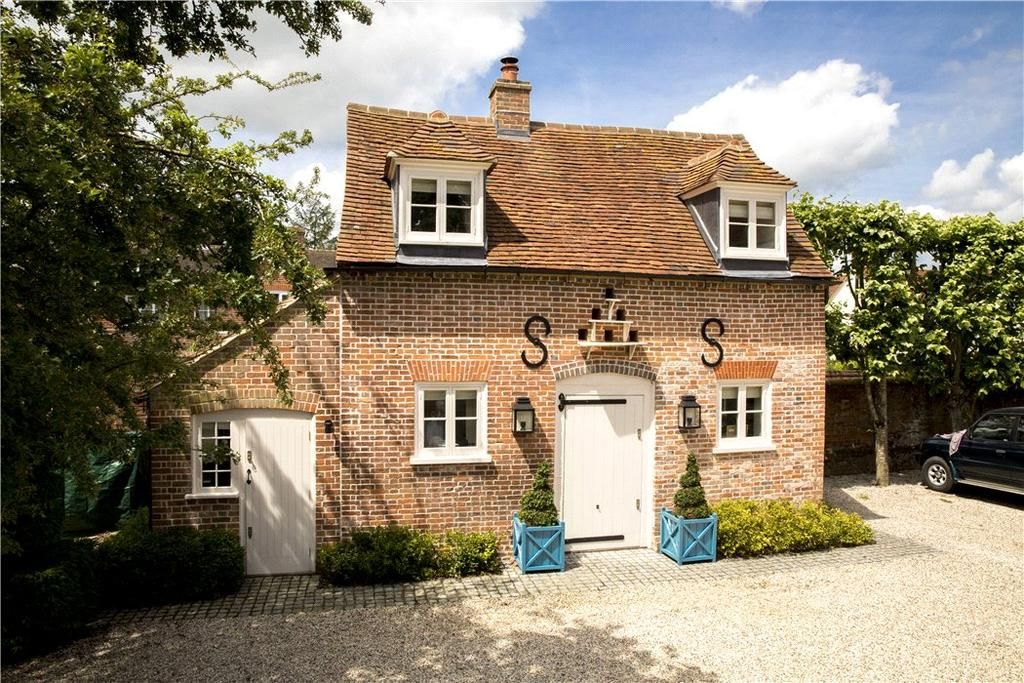A glorious Berkshire house with gardens by Arne Maynard, within easy ...