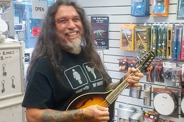 Watch Slayer's Tom Araya Play an Irish Jig in a Dublin Music Shop ...