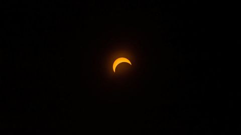 How to take pictures of the eclipse without ruining your phone's camera ...