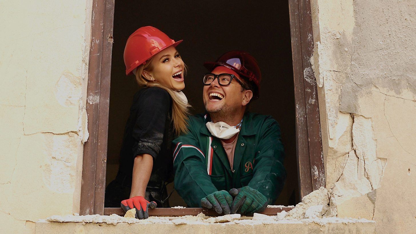 Handy Mandy! Amanda Holden and Alan Carr become builders for new TV ...