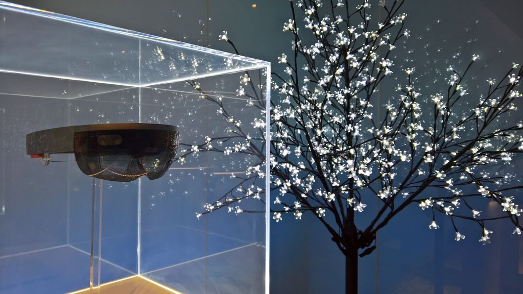 The original HoloLens will no longer receive major OS updates | Windows ...