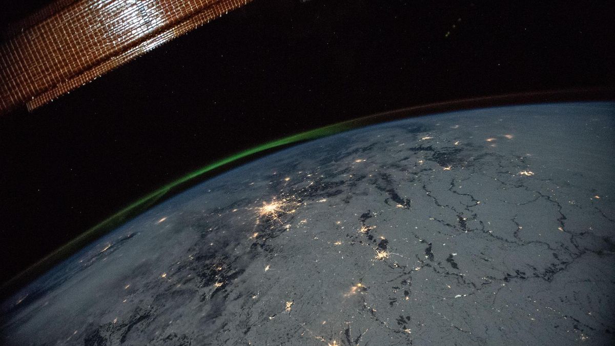 32 stunning photos of auroras seen from space | Live Science