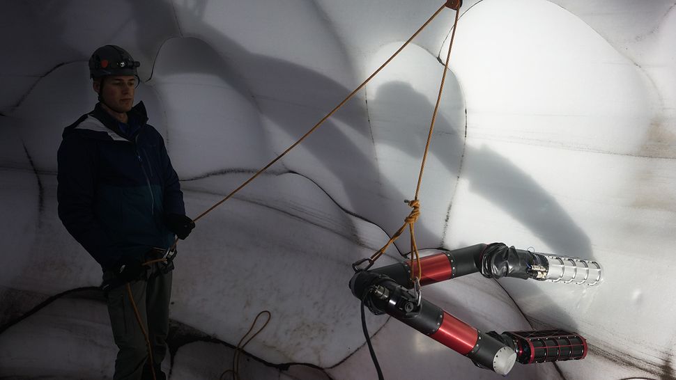 Watch Nasa S Lemur Robot Climb A Cliff In Death Valley As Practice