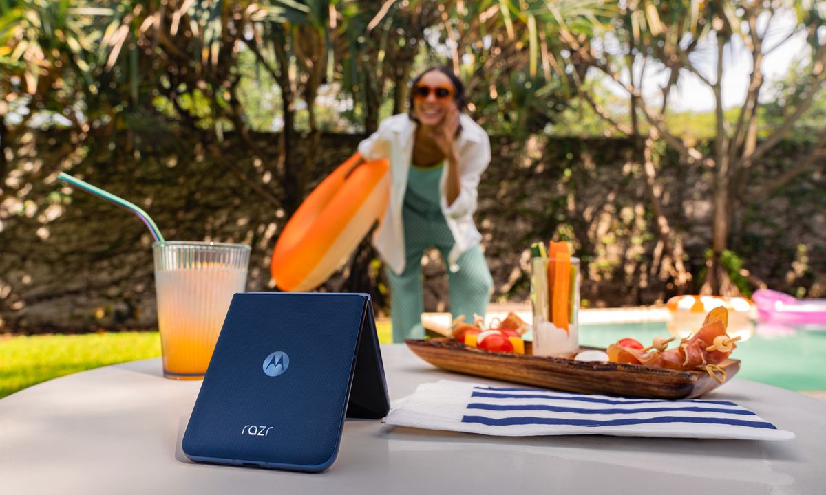 Motorola on brink of confirming first book-style foldable Razr phone to ...