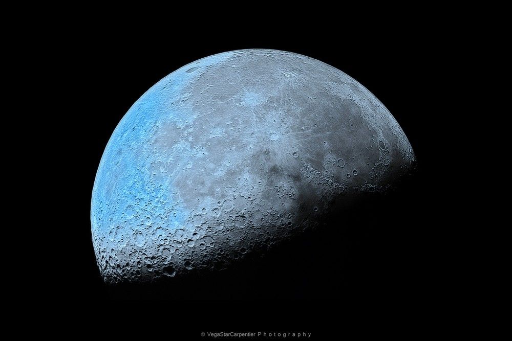 Stargazer Sees Amazing Half Moon Bathed in Blue (Photo) | Space