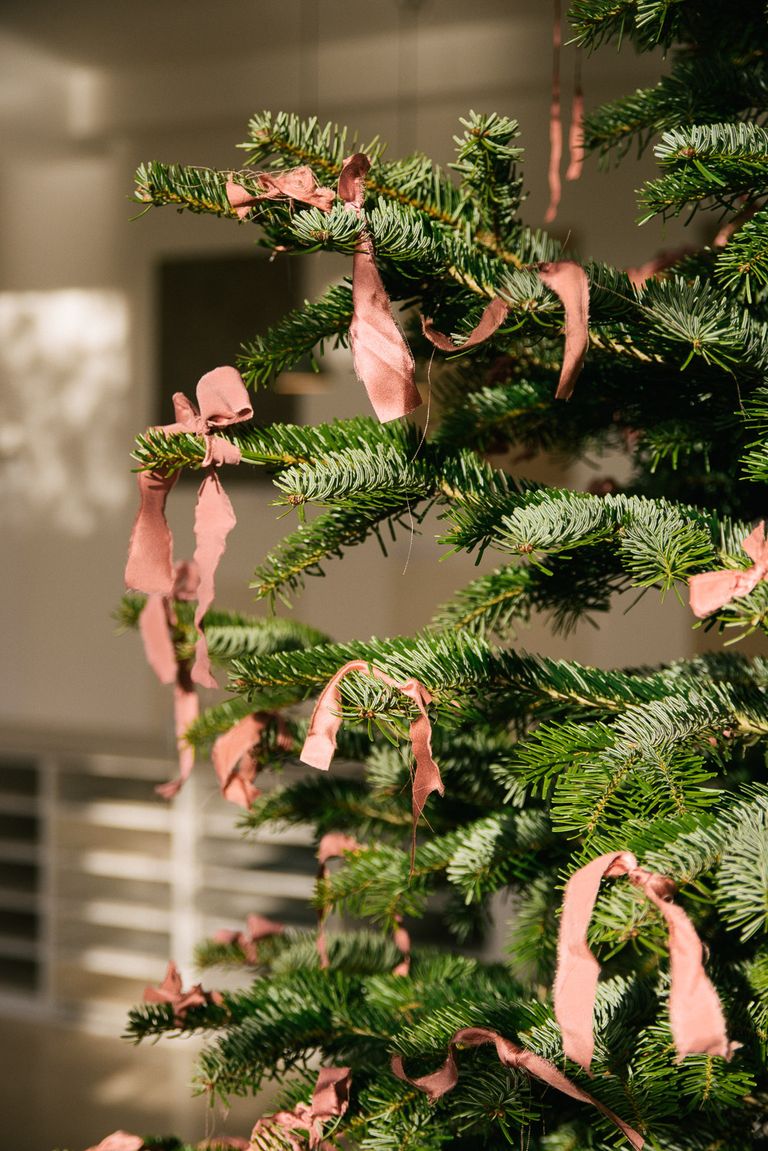 Christmas tree ribbon ideas: 9 decorative looks | Homes and Gardens