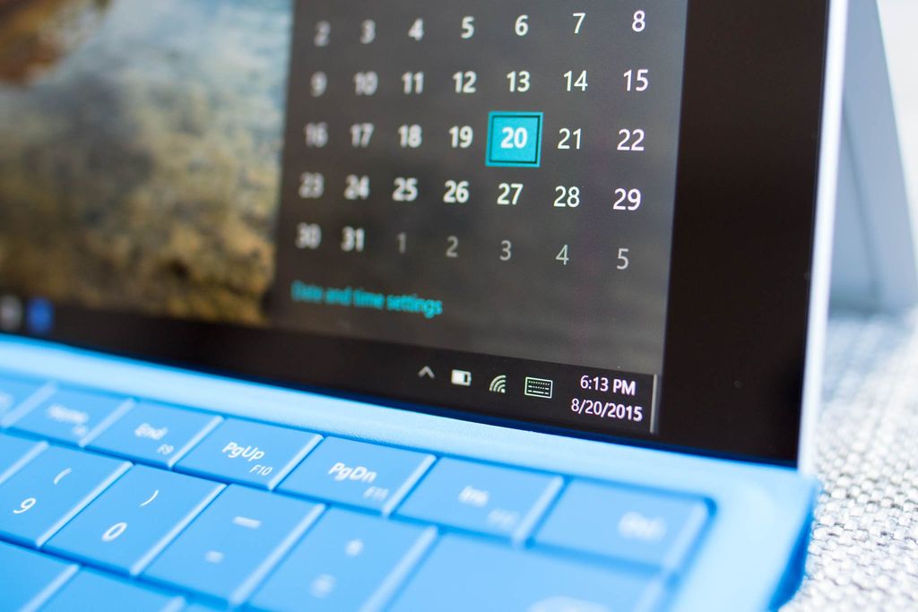 How to select which system icons appear in the Windows 10 taskbar ...