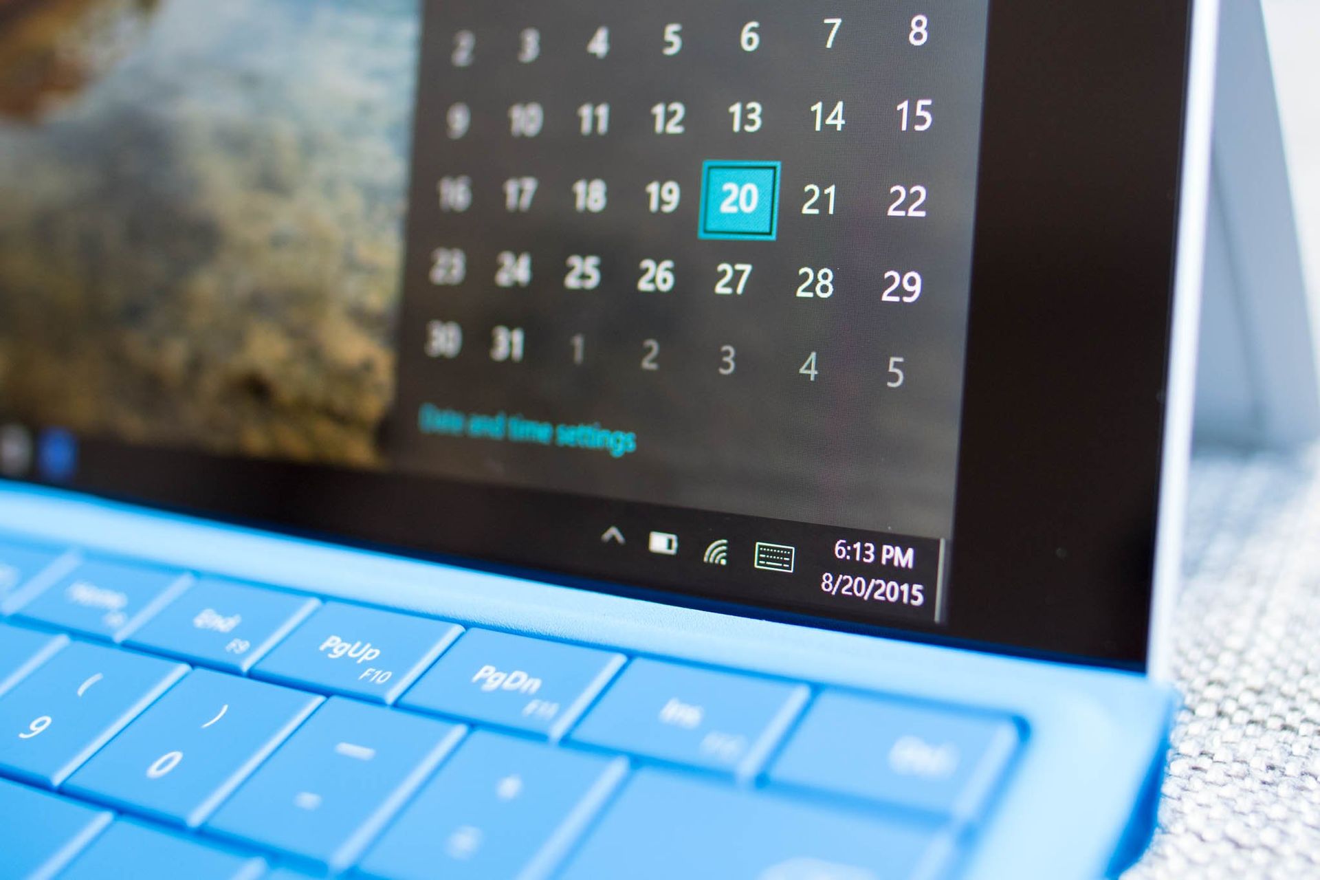 How to select which system icons appear in the Windows 10 taskbar ...