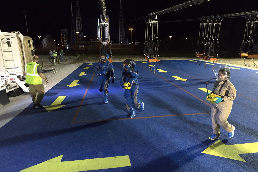 Astronauts Zip-Line to Safety in These NASA Emergency Evacuation Test ...