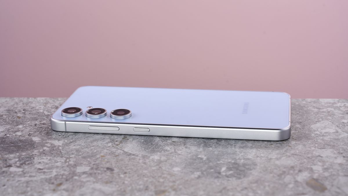 Samsung Galaxy S24 FE review: an AI-powered phone that's light on ...