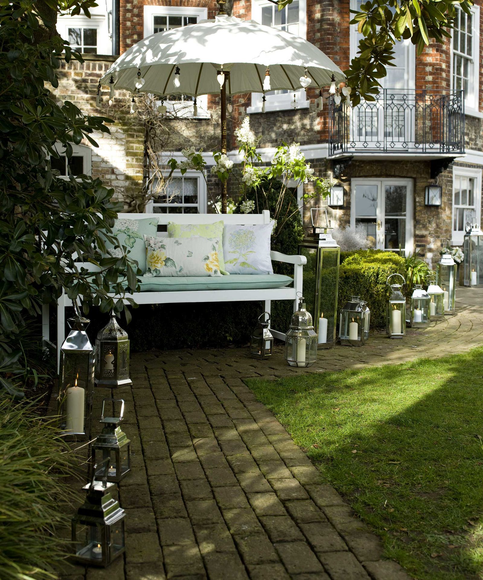 Path lighting ideas: 10 beautiful designs to light up the walkways in ...
