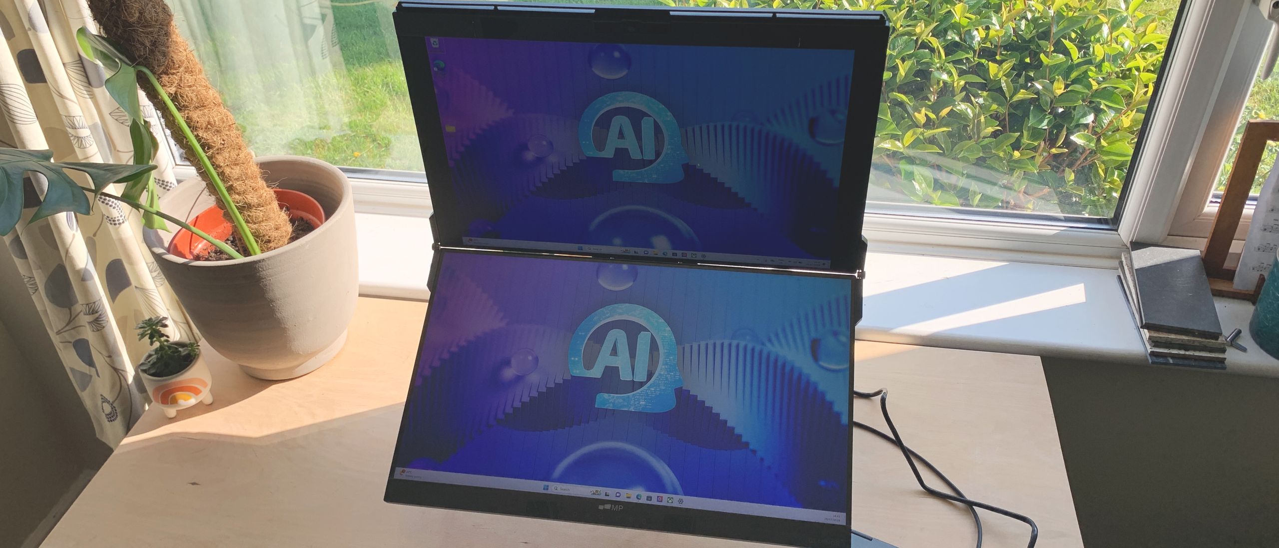 Mobile Pixels Geminos T: A vertical stacking monitor solution that ...