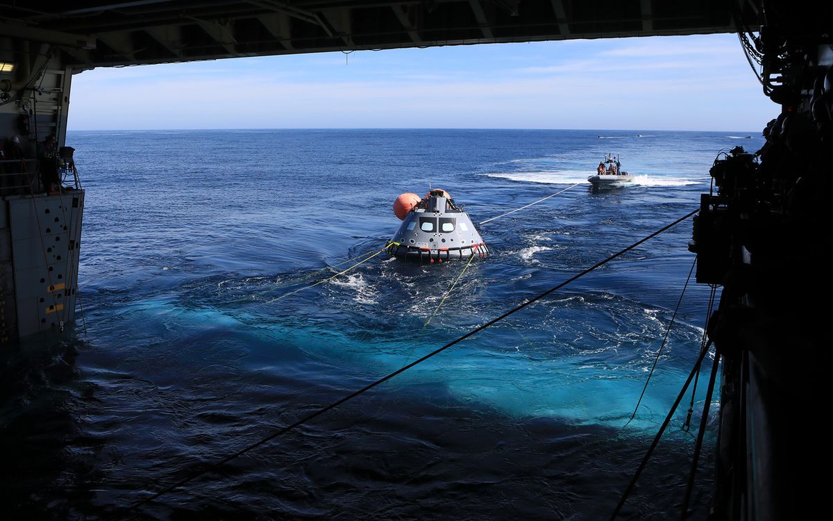 Spectacular Photos: NASA Practices Orion Space Capsule Recovery at Sea ...