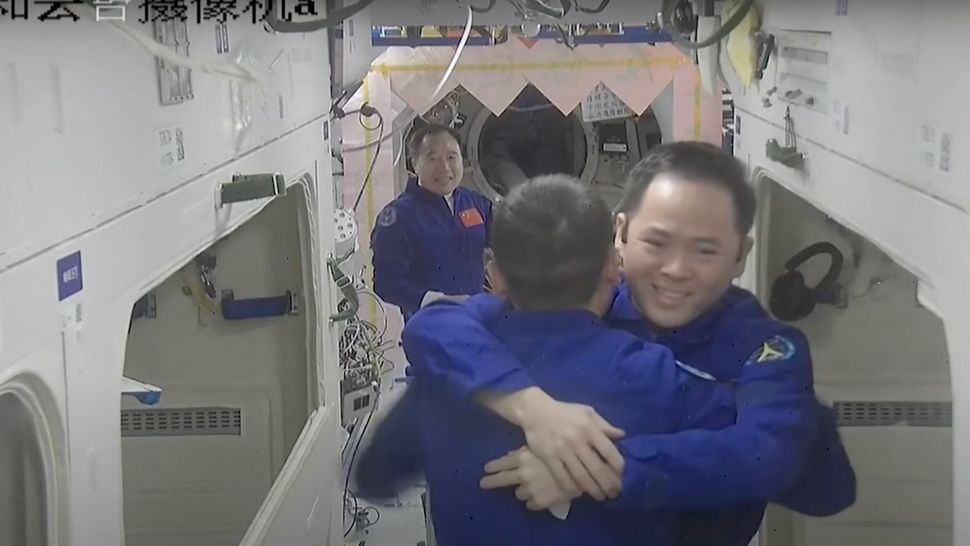 Watch 3 Chinese astronauts enter Tiangong space station (video) | Space