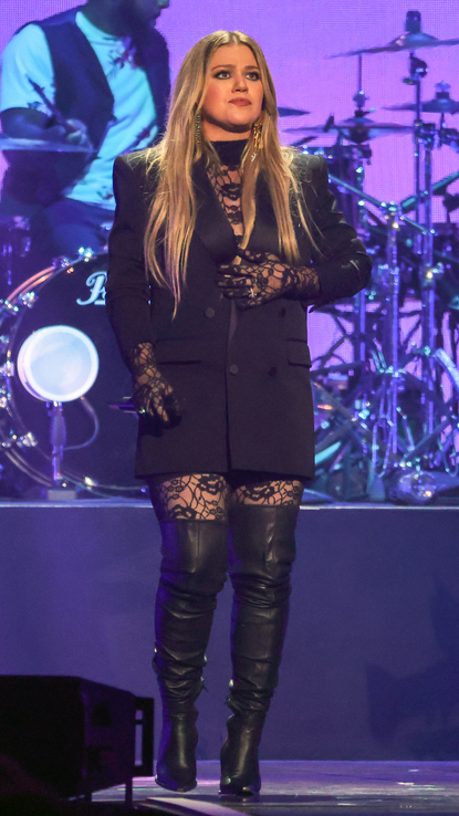 Kelly Clarkson's best looks, including chic red carpet gowns | Woman & Home