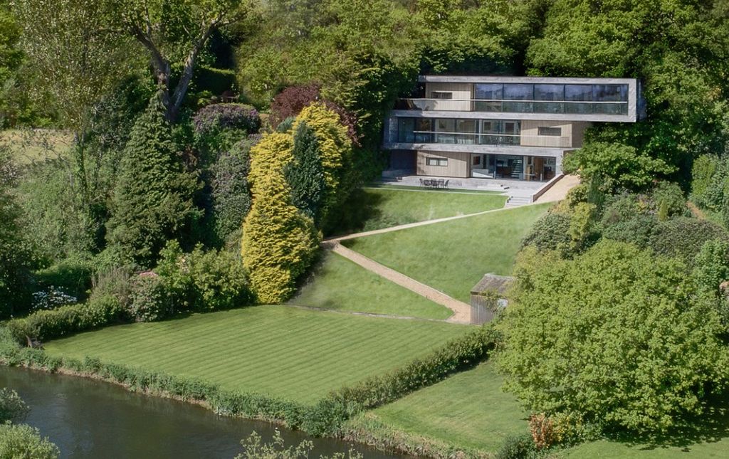 10 Sloping Garden Ideas for Gardening on a Gradient | Homebuilding