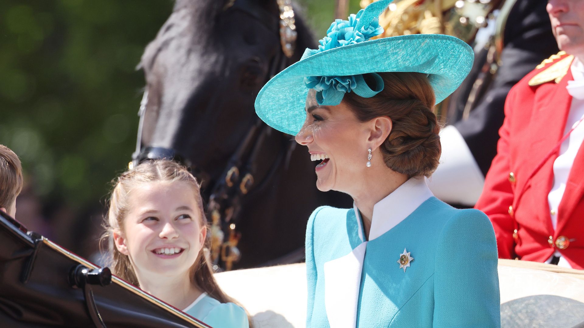 Kate Middleton và Công chúa Charlotte thể hiện phong cách hai mẹ con ...
