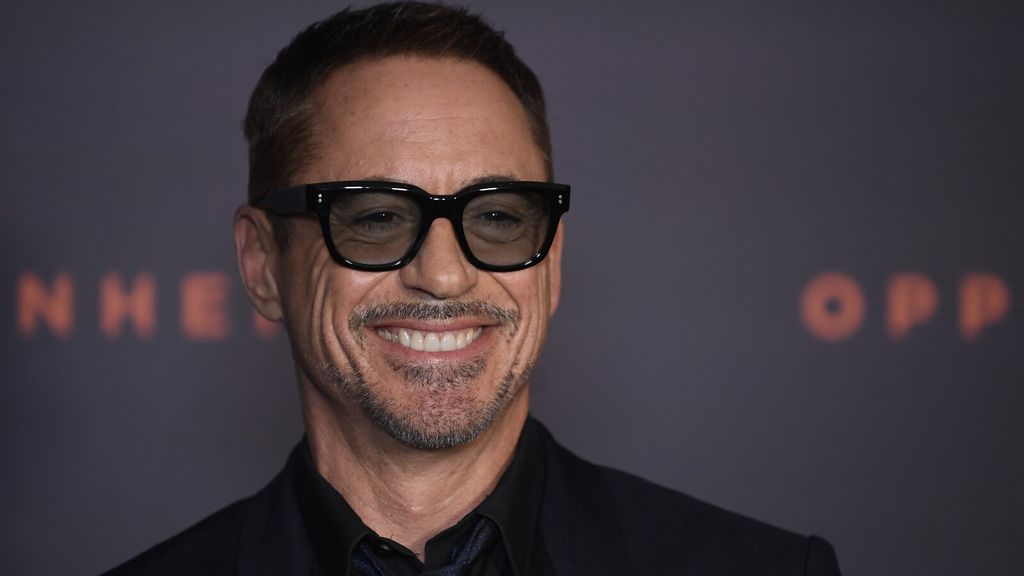 Robert Downey Jr.'s small living room seating is a masterclass in style ...