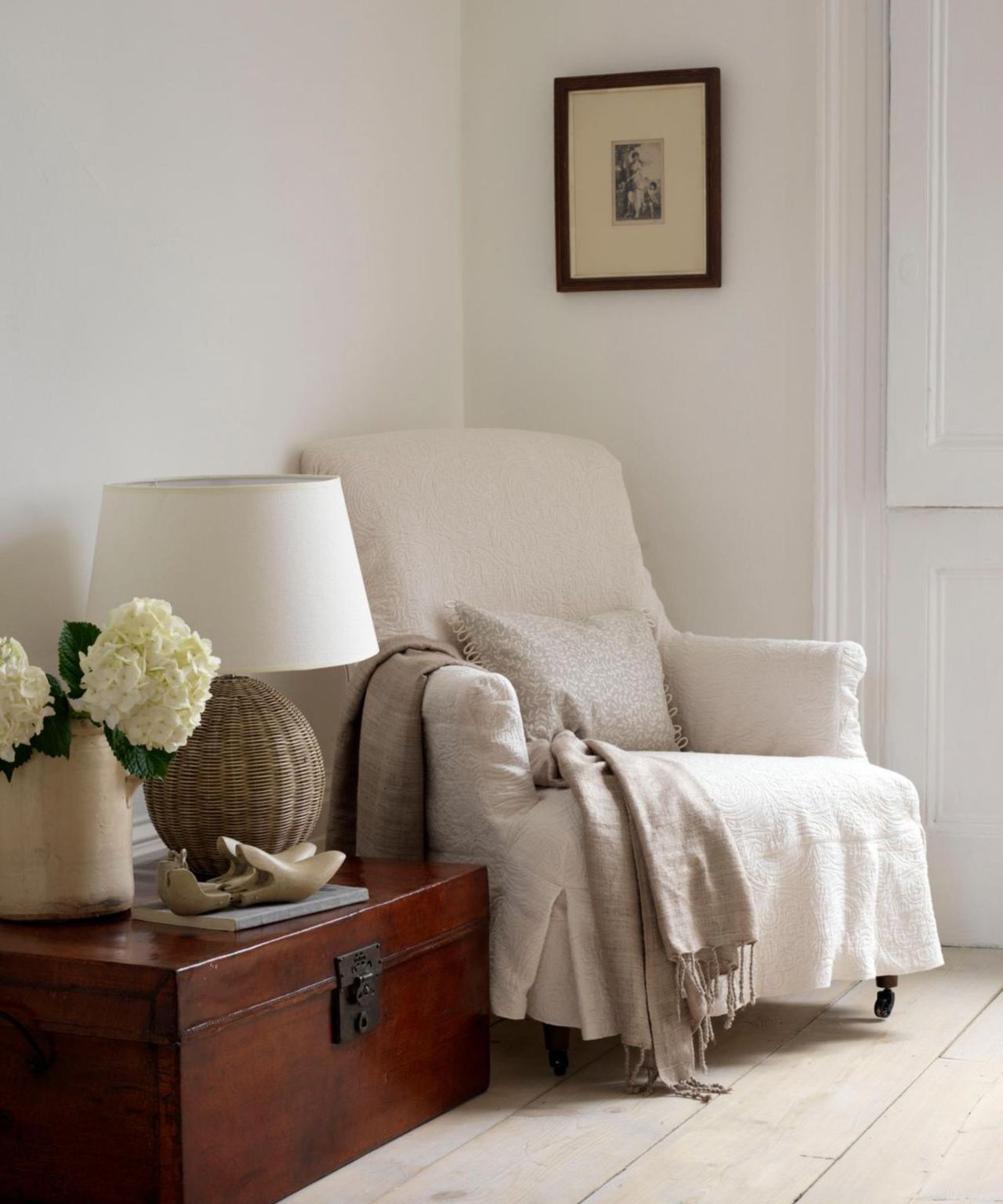 5 ways to decorate with Benjamin Moore's Pale Oak | Homes and Gardens
